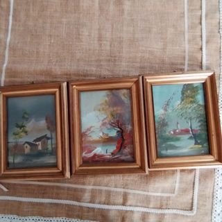 Tris quadretti dipinti a mano.