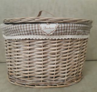 Cesto in vimini ovale foderato con coperchio.