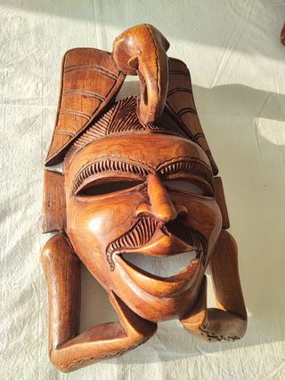 Maschera da parete in legno