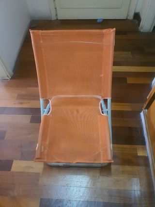 Sedia sdraio arancione leggera.
