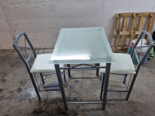 Tavolo in vetro più 2 sgabelli
