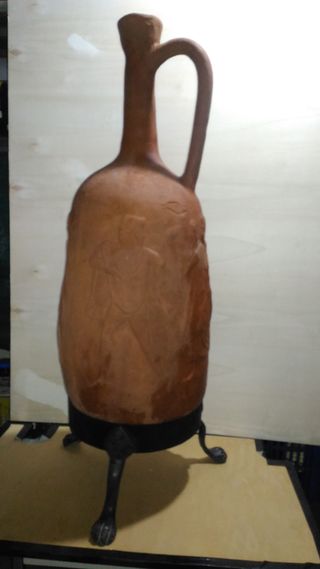 Anfora su tripode in ferro battuto e bronzo