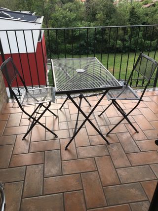 Tavolino con due sedie pieghevoli in ferro