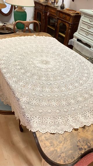 Tovaglia  ricamata a uncinetto