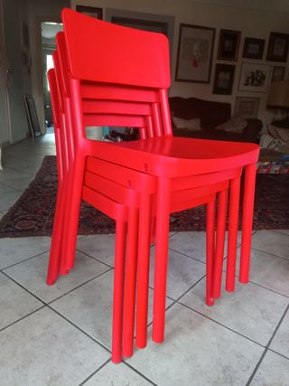 Sedie in polipropilene rosse, quattro.