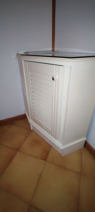 Mobile bianco in legno ad angolo