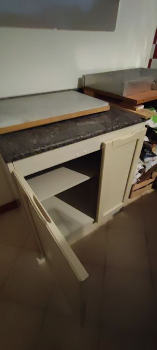 Mobile bianco in legno con marmo