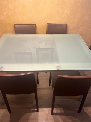 tavolo di cristallo con sedie in pelle