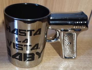 Tazza con manico con pistola "Hasta la Vista Baby"