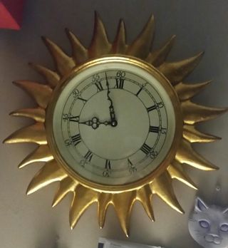 Orologio da parete dorato a forma di  ☀️