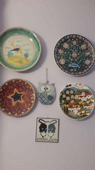 Serie di piatti in ceramica pregiata