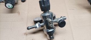 Regolatore di pressione con manometri