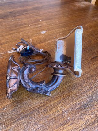 Piccola abat-jour a muro in legno intagliato