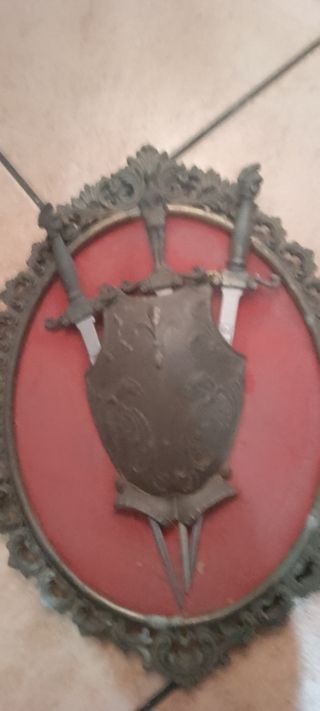 Vendo scudo con tre spade antichissimo