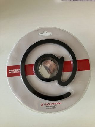 Appendiabiti con portachiavi di design. Forma: @