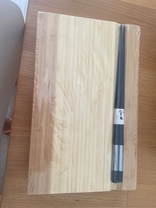 Vassoio sushi con bacchette