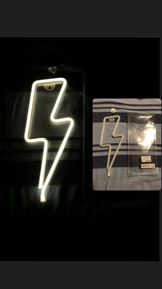 Luce led a forma di saetta da appendere