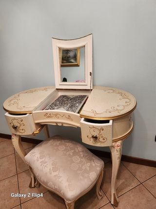 comodino da camera con sgabello