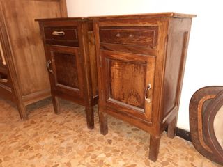 N.2 comodini antichi in noce