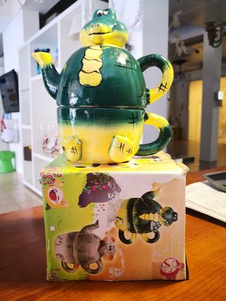 teiera con tazza incorporata