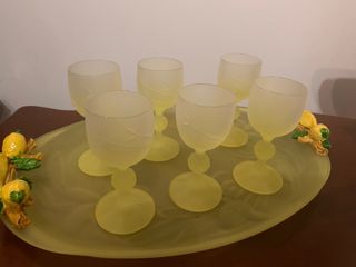 vassoio con bicchieri per limoncello