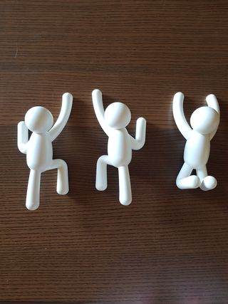 Hombrecitos cuelgaropa blancos