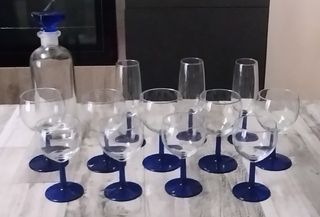 Set di bicchieri con bottiglia