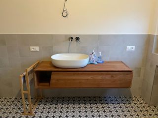 Mobile di bagno sospeso