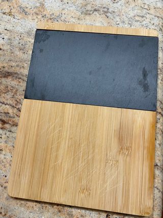 tagliere di legno con pietra nera