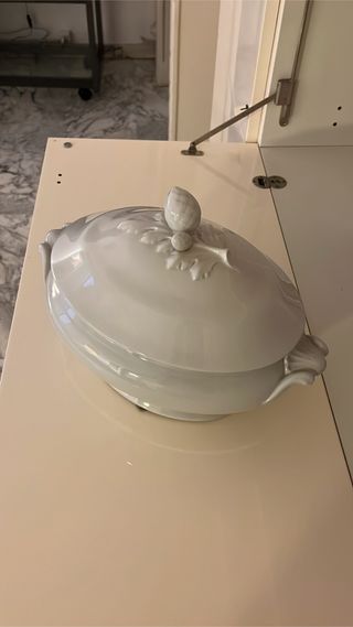 zuppiera in ceramica bianca