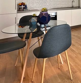 Tavolo da pranzo in vetro e legno