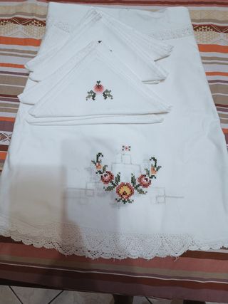 Bellissima ovaglia ricamata punto croce