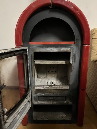 stufa a legna con rivestimento in ceramica