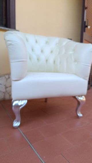 Poltrona in pelle pianca con piedi baroc