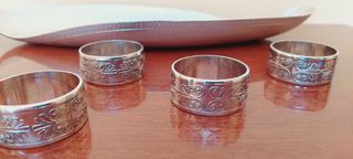 4 Anelli Portatovaglioli e Vassoio. Silver plated