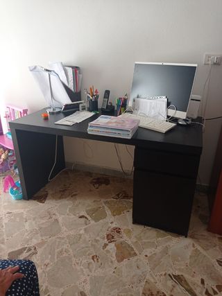 Scrivanie e sedia ufficio