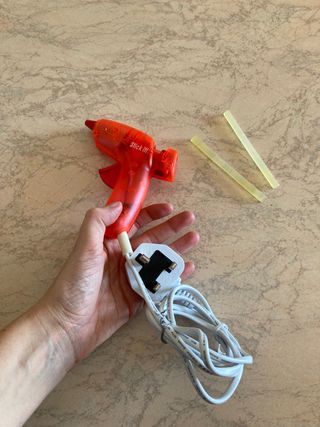 pistola per colla a caldo con due ricariche