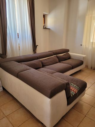 Divano angolare in tessuto marrone