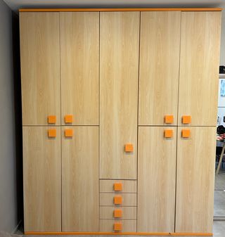 Armadio e comodino per ragazzi