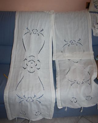 Due tendine ricamate a mano