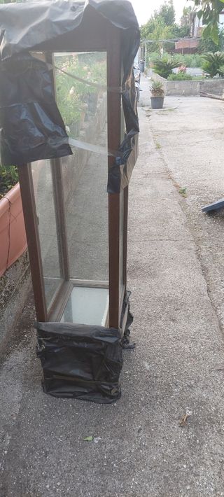 Critenza con mensole di vetro