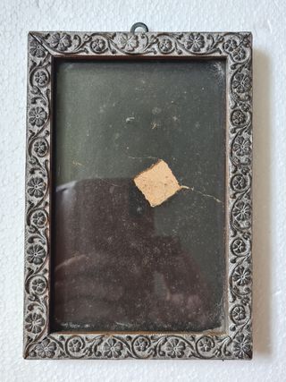 Antica cornice in legno, con vetro