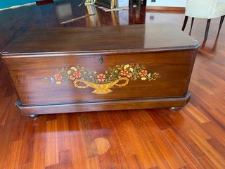 Cassapanca in legno decorata a mano