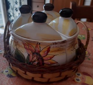 Portaspezie con cestino in vimini