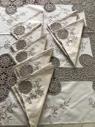 Preziosa Tovaglia ricamata a mano 245x160