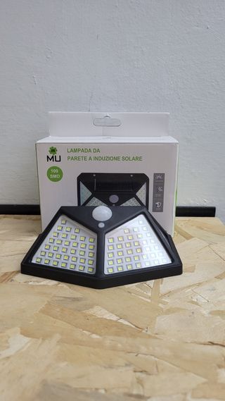 Lampada da parete con ricarica solare