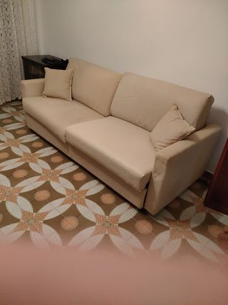 Vendo divano letto tre posti