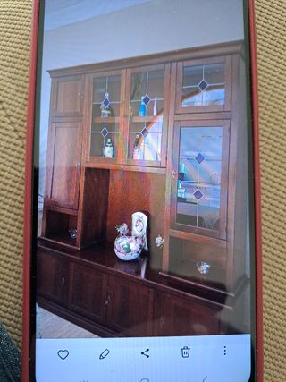 Parete attrezzata più tavolo gratuito.