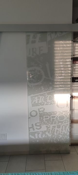 Porta scorrevole in vetro serigrafato