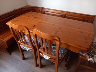 Tavolo allungabile con panca e sedie